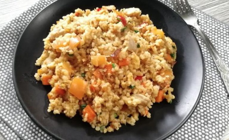 Bulgur with Chicken, Vegetables and Eggs, in Soy Sauce