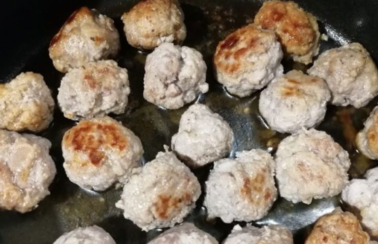 Bulgur with Meatballs and Vegetables (in a Pan)