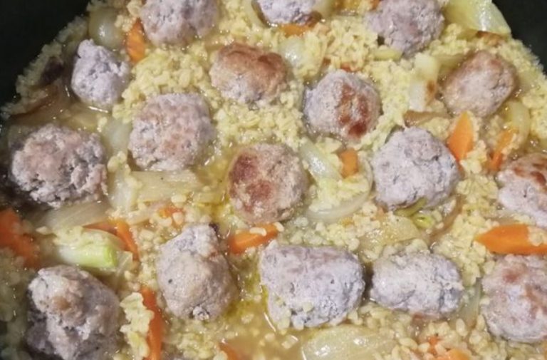 Bulgur with Meatballs and Vegetables (in a Pan)