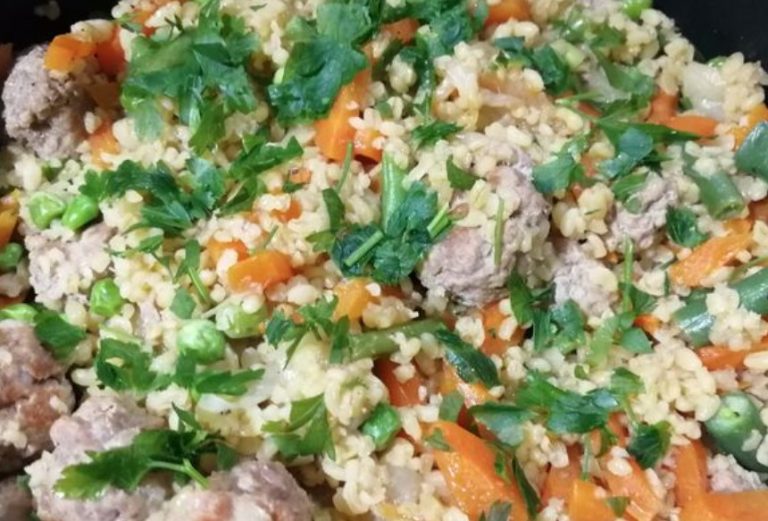 Bulgur with Meatballs and Vegetables (in a Pan)