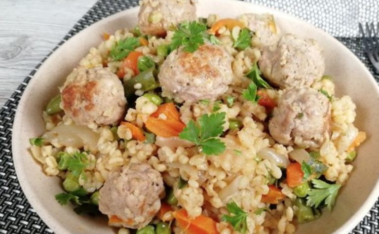 Bulgur with Meatballs and Vegetables (in a Pan)