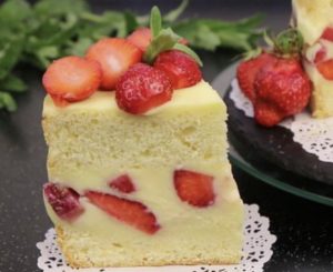 Sponge Cake with Custard and Strawberries