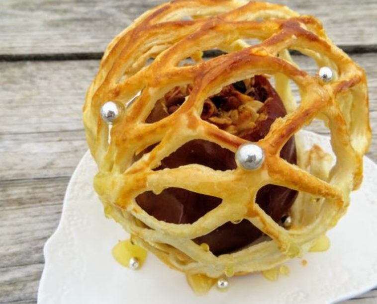 Baked Apples in a Puff Pastry Net