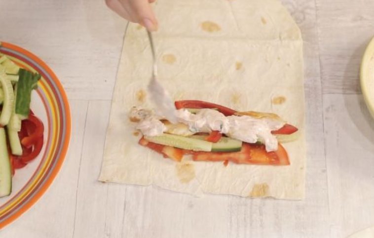 Healthy Pita Bread with Chicken and Vegetables