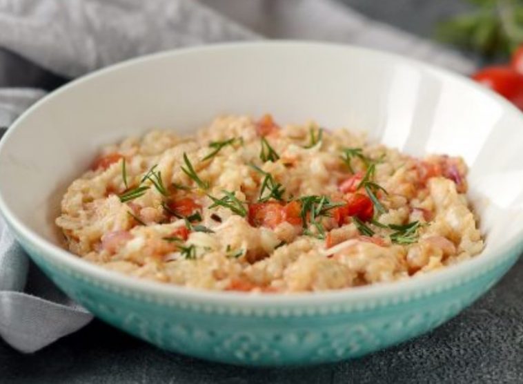 Oatmeal with Tomatoes and Cheese